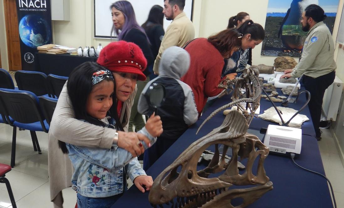 Escolares, apoderados y tutoras del Voluntariado País de Mayores conocieron los laboratorios de ...