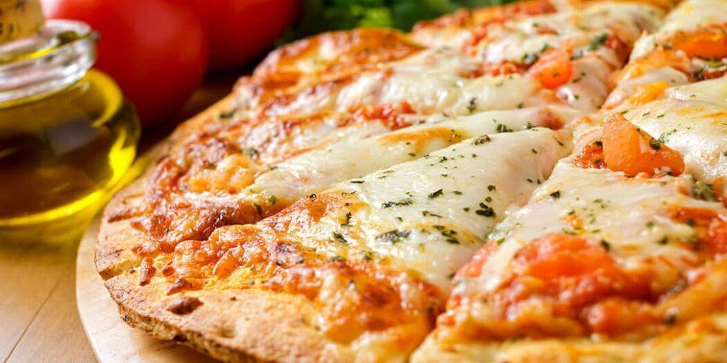 Pizza preparada en casa: masa, salsa de tomate e ingredientes para ... Pizza preparada en casa: masa, salsa de tomate e ingredientes para ...